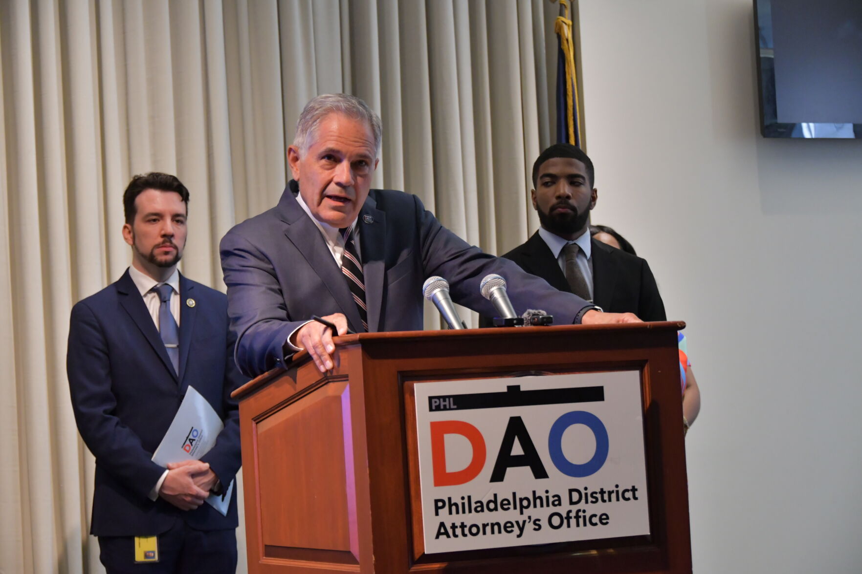 Philadelphia DA charges man for impersonating ICE agent in robbery ...