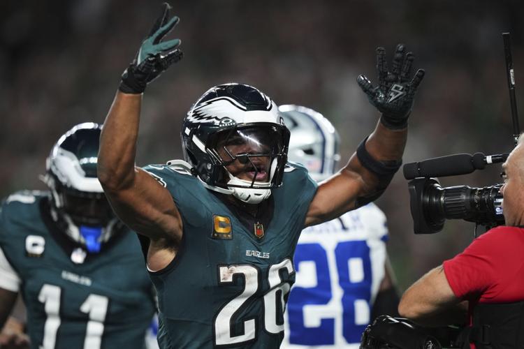 Defending champion Eagles edge Cowboys 24-20 in wild, lightning-delayed ...
