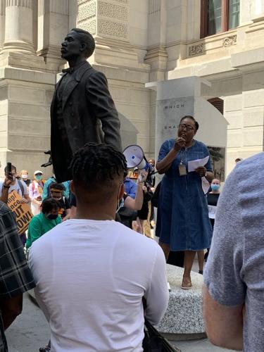 Hundreds protest peacefully in Center City, while others vandalize and ...