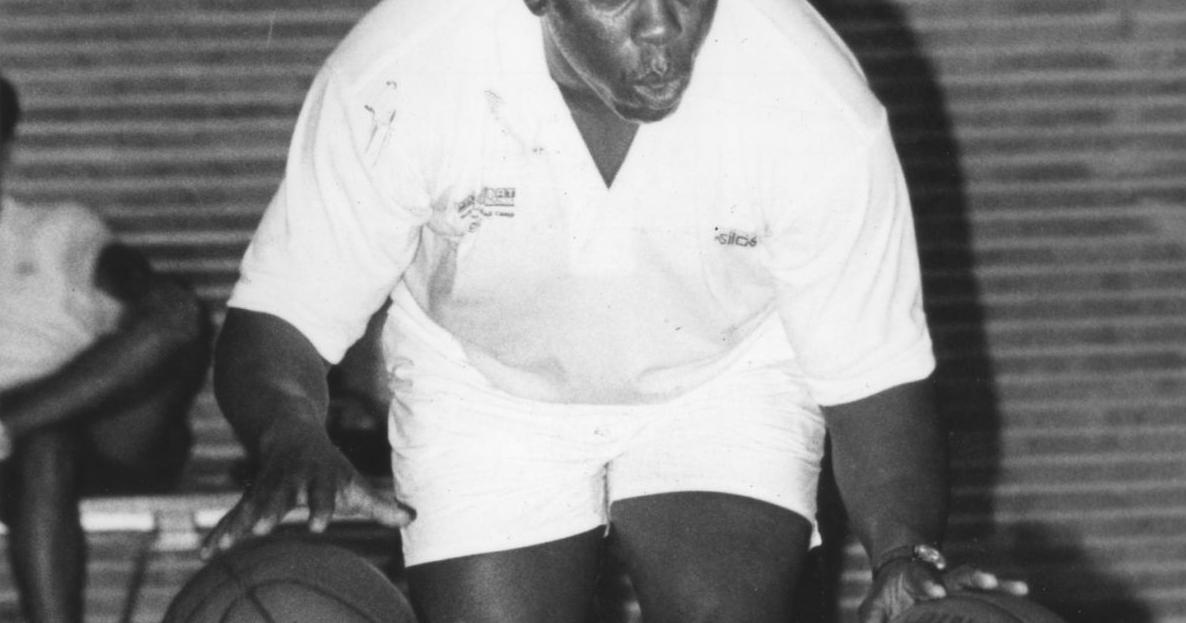 Bobby Lewis, flashy basketball star and inventive coach, dies at 78 ...