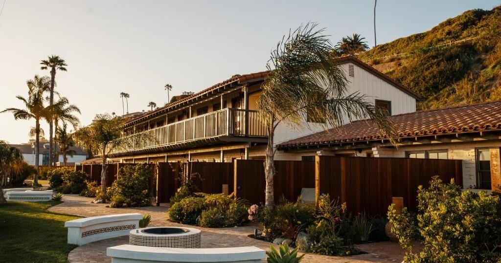 Historic El Caminante Bar & Bungalows Closes Doors in Dana Point | Eye ...