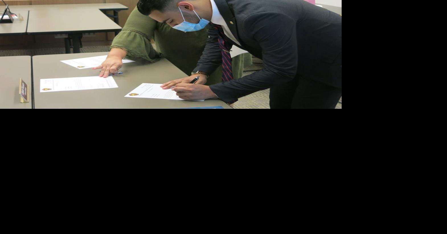 Walker receives warm send-off as Daniels is sworn in to Coolidge ...