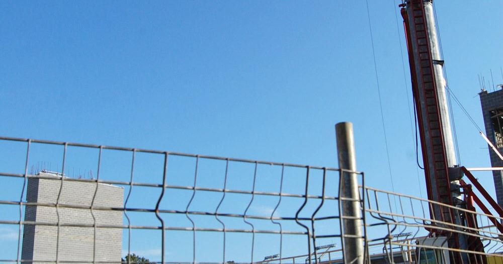 Snapped Power Line Traps Construction Workers | News | piratemedia1.com