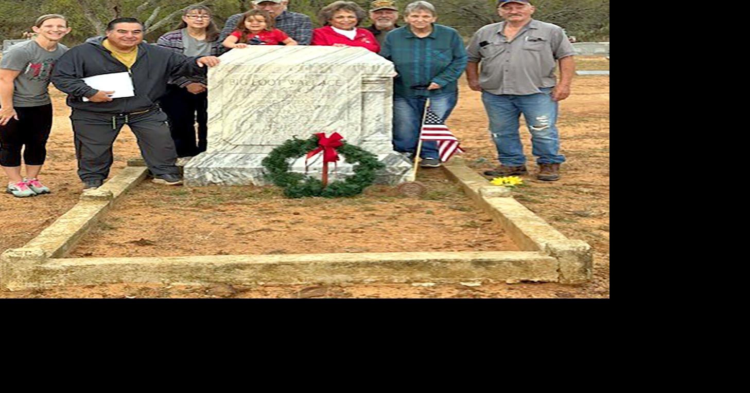 Longview Cemetery Christmas wreath ceremony | Life & Entertainment | pleasantonexpress.com