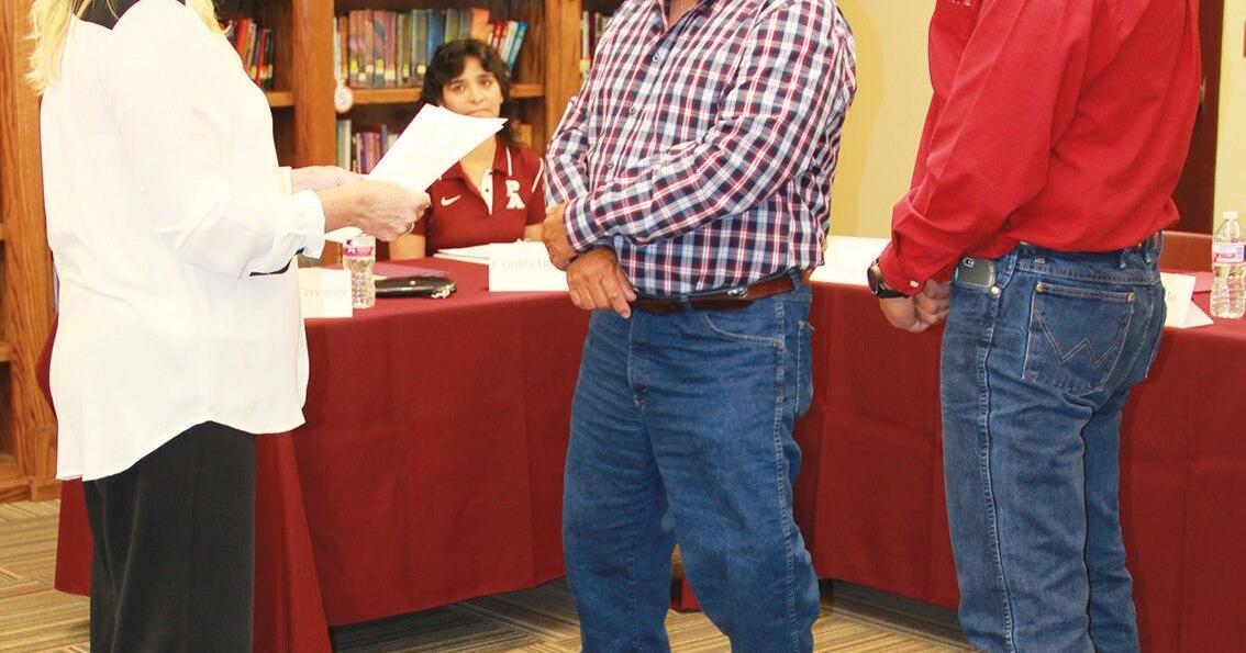 Puente, Vasquez sworn in as Poteet ISD Board members | News ...