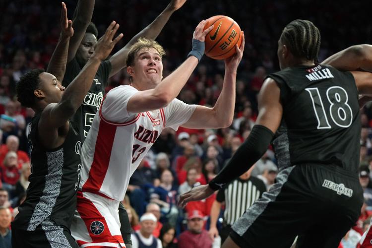 No. 1 Arizona pulls away late to top Cincinnati 77-51 and remain 1 of 3 ...