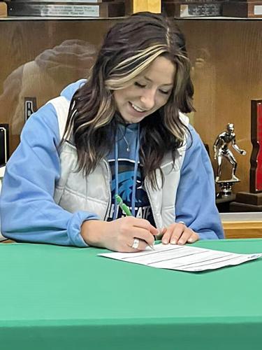 Marli Pearson signs letter with Utah State Eastern | Chronicle ...