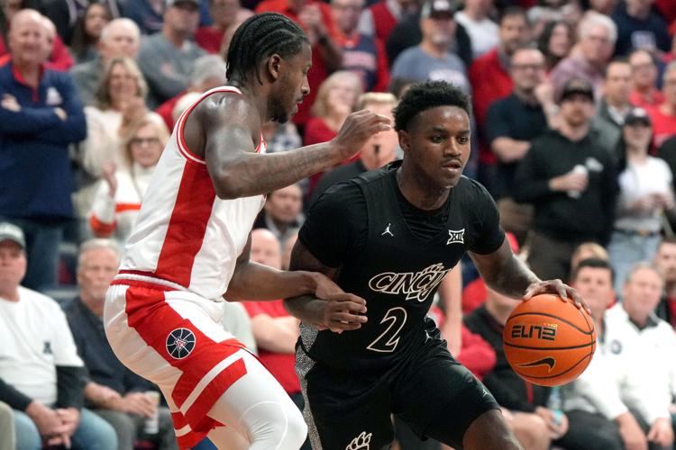 No. 1 Arizona pulls away late to top Cincinnati 77-51 and remain 1 of 3 ...