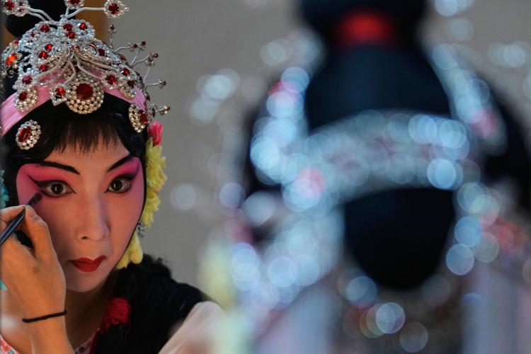 Photos show the ancient art of Peking opera works hard to keep ...