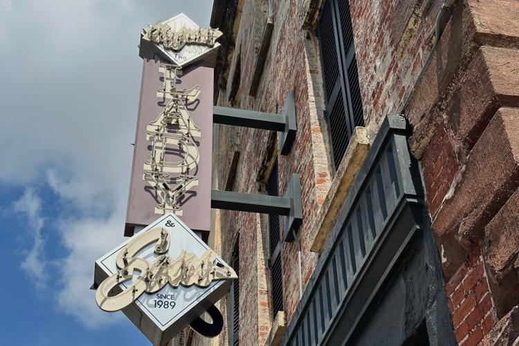 Paula Deen closes Savannah restaurant that career