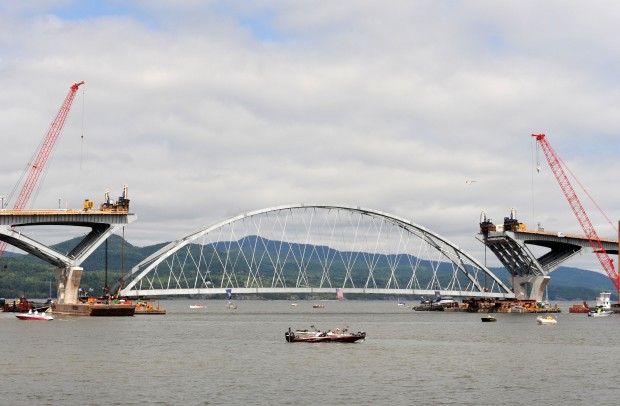 Lake Champlain Bridge arch installation