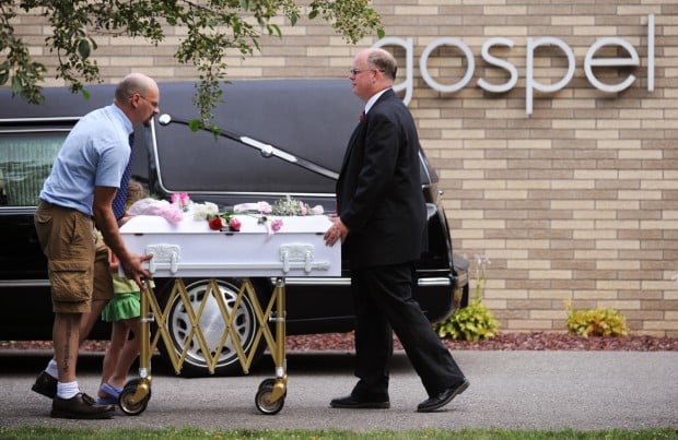 Hundreds mourn fire victims at funeral