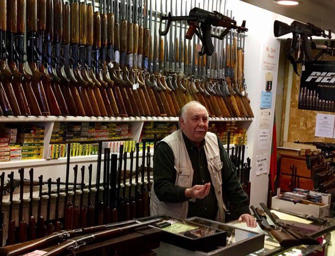 Gun show to pull Hitler artifacts