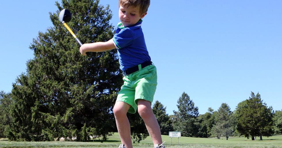 3-year-old golfer amazes with one-arm swing