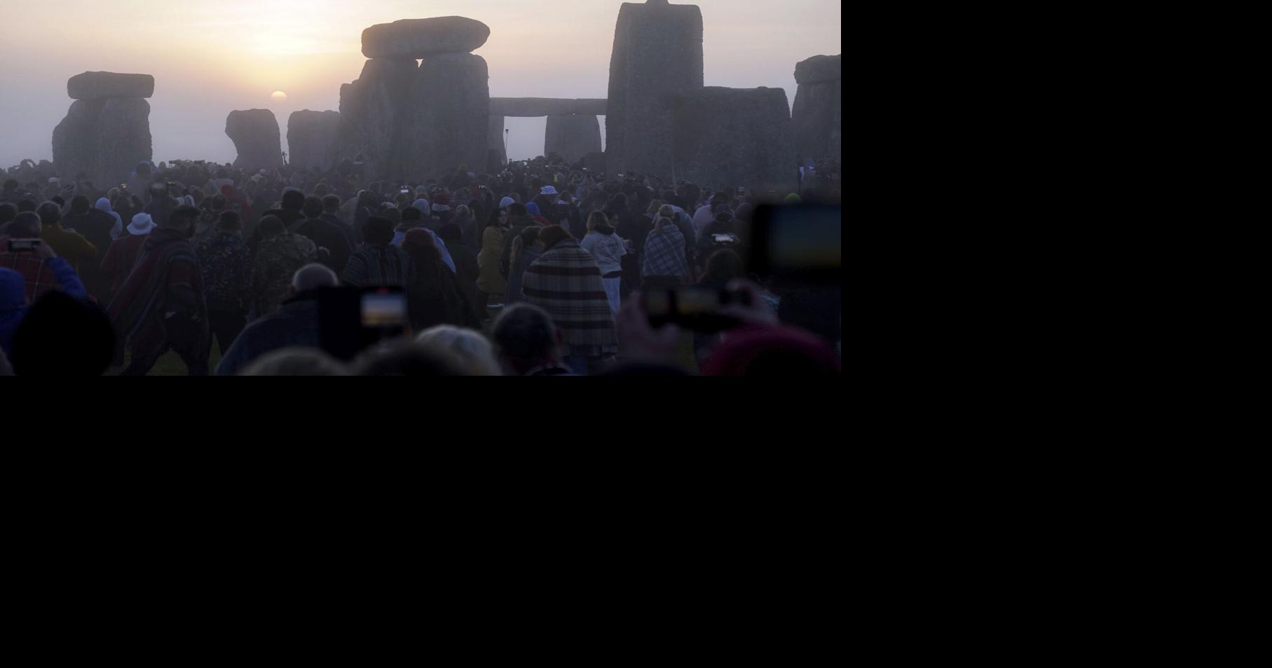 Thousands greet summer solstice at Stonehenge