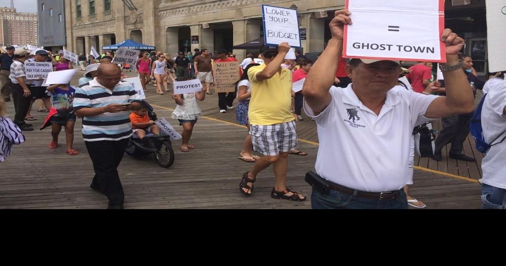 Tax protesters appear at airshow