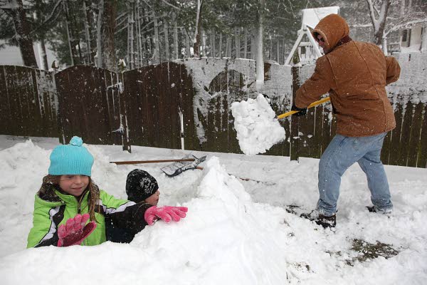 A Monday make-good: Shoppers turn out after being snowed in Saturday