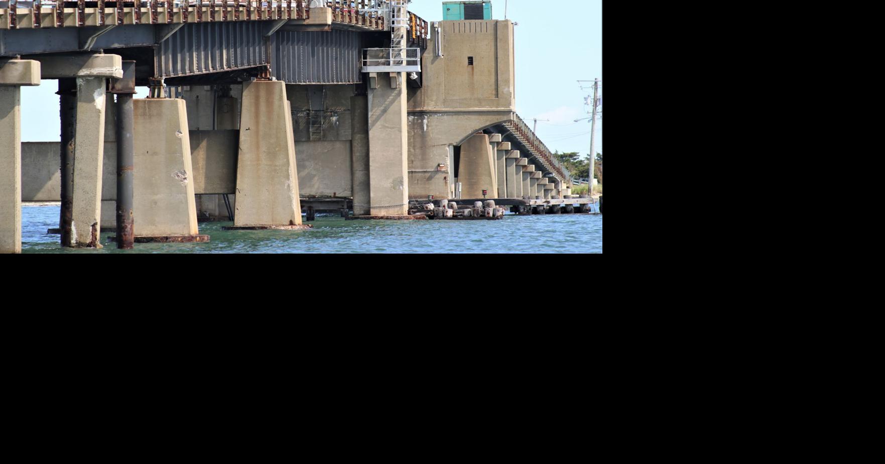 Boat strikes Middle Thorofare Bridge