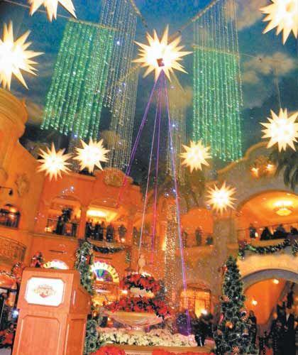 Casino and Show Review > Tropicana’s unique Christmas tree light show ...