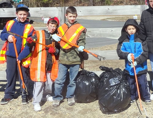 Scouts clean bike path