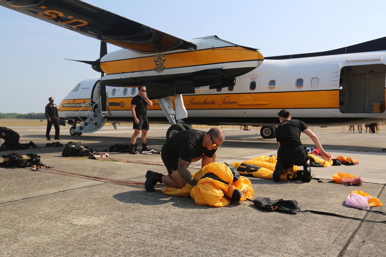 PHOTOS U.S. Army Golden Knights parachute team