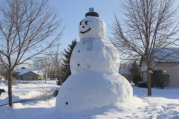 Giant snowman greets Centerville residents | News | presspubs.com
