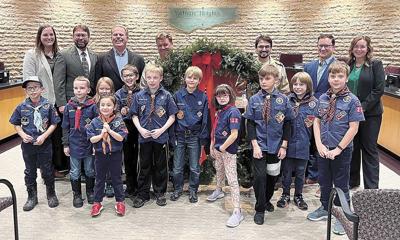 Scouts present wreath for holiday season | Vadnais | presspubs.com