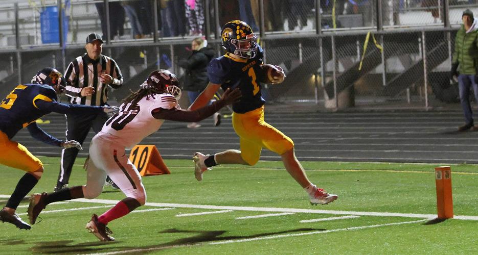 Football: Zephyrs cap 7-1 regular season with. 42-7 win over Packers ...