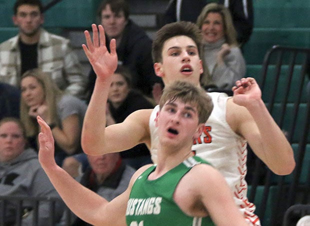 Boys basketball: Bears nip Mustangs 56-53 on Janicki 3-pointer | Local ...