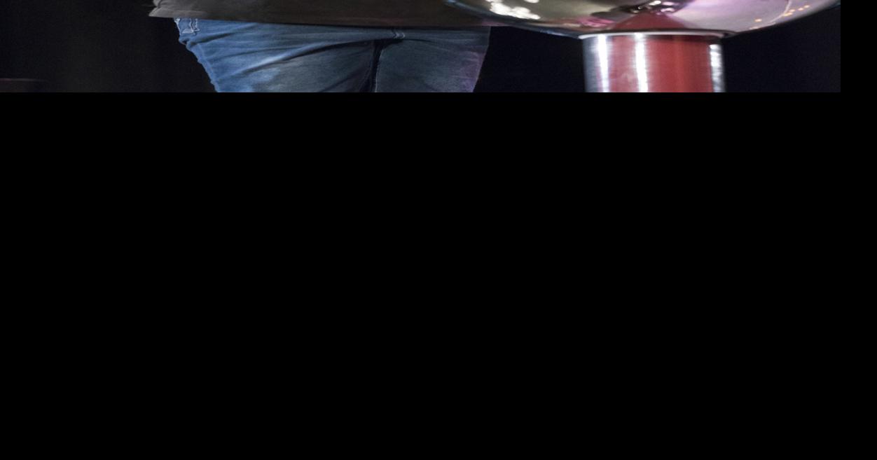 Doktor Kaboom! brings science, fun to Strand Theatre | News ...