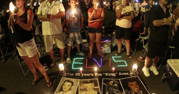 Thousands mark Elvis's death, get surprise visit | News ...