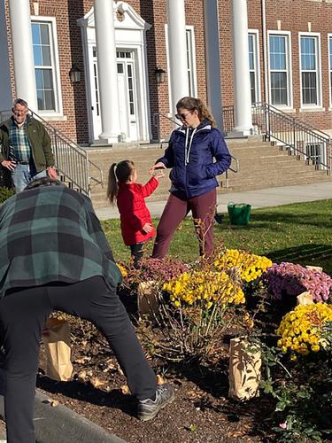 In Memory of Peg Durkee:Town Takes Part in Daffodil Planting | Top ...