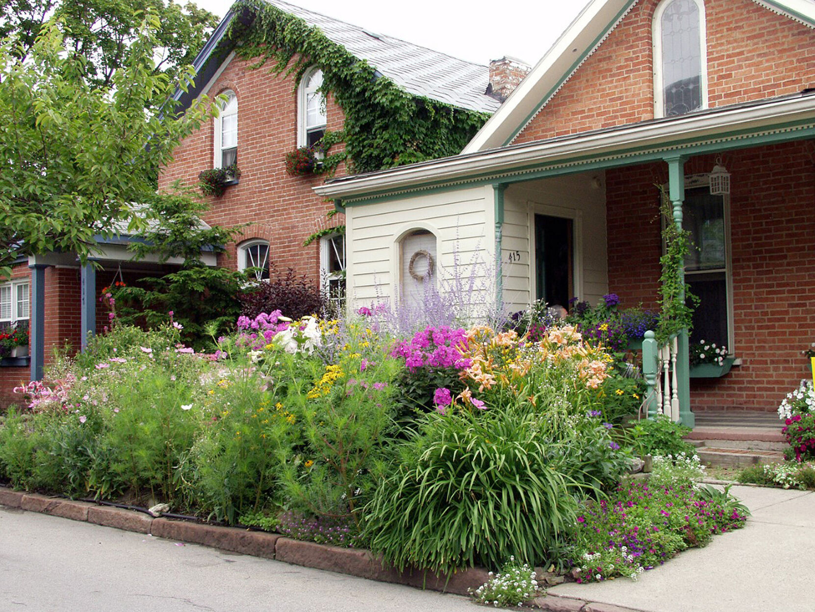 How to give garden curb appeal to that strip of no-man's land between ...