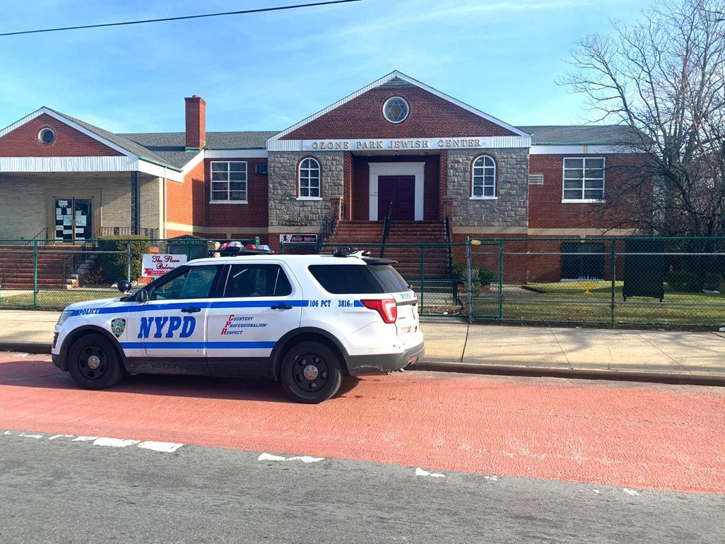 Allaying fears at synagogues | | qchron.com