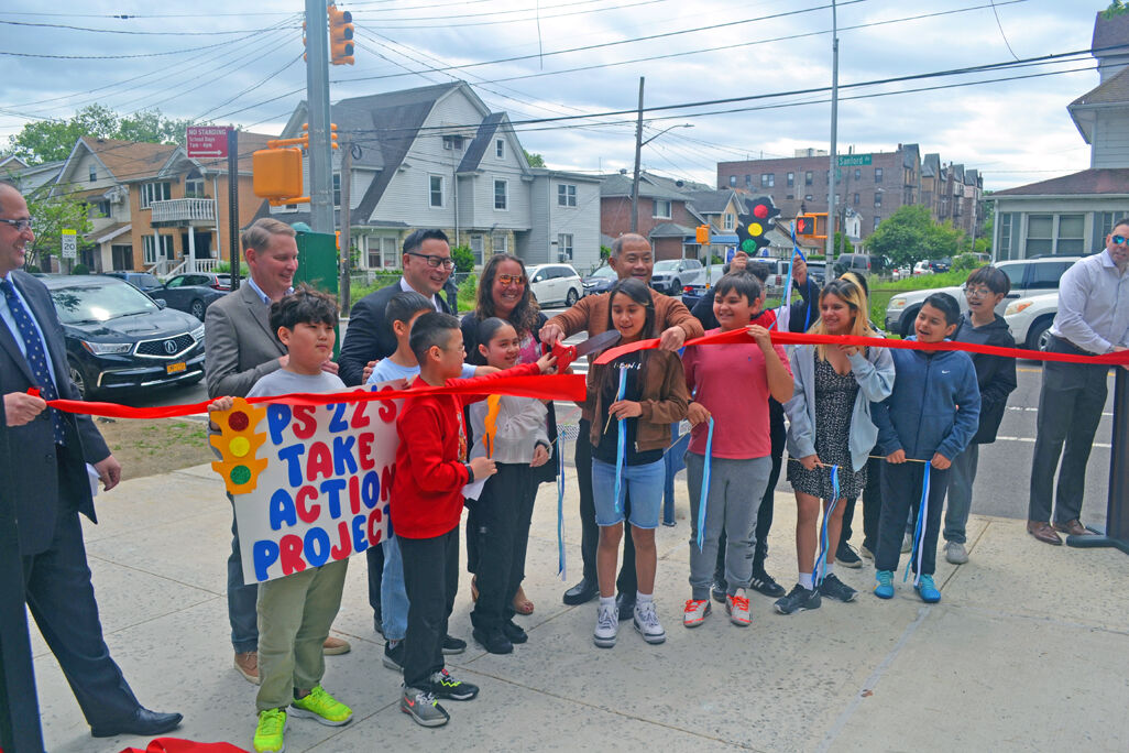 PS 22 students get traffic light put up | | qchron.com