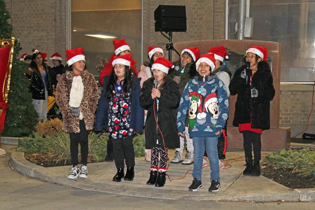 Santa visits Jamaica Ave. | | qchron.com