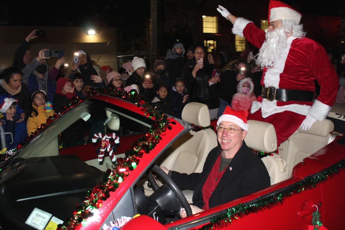 Santa visits Jamaica Ave. | | qchron.com