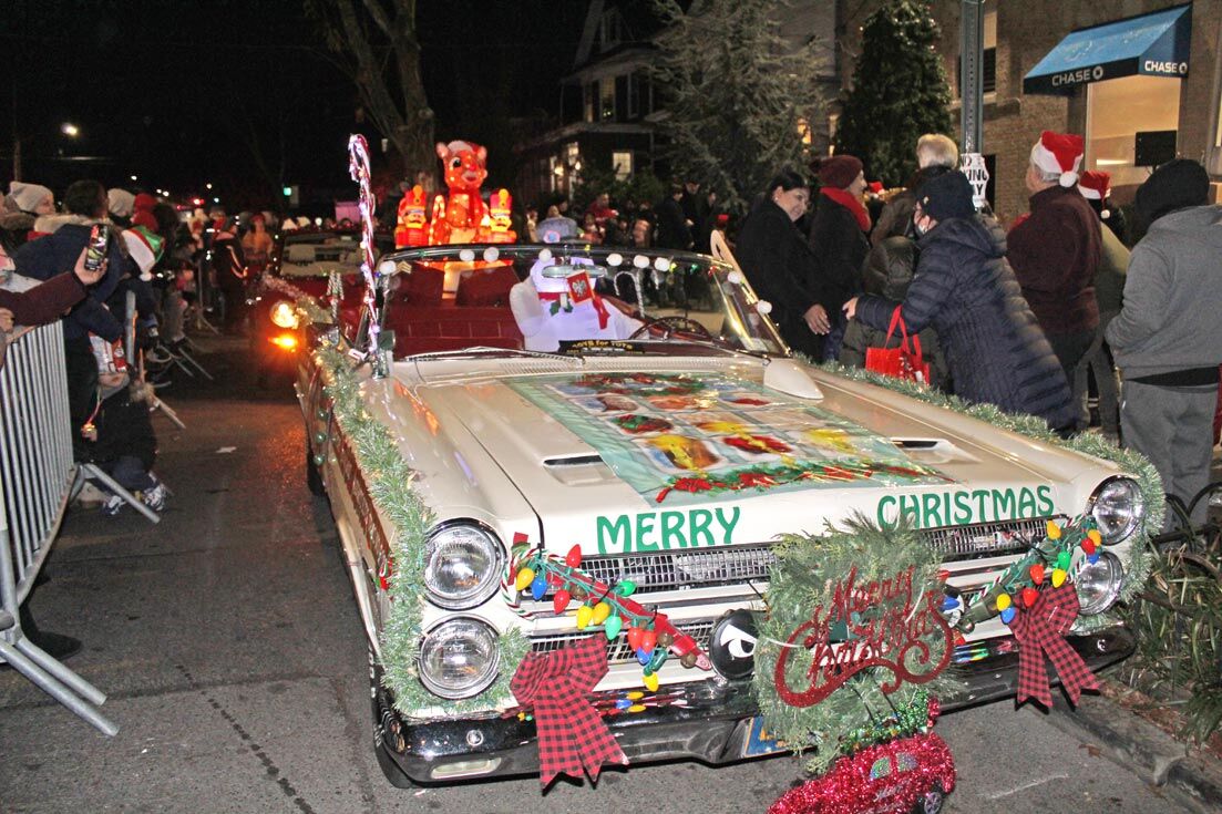 Santa visits Jamaica Ave. | | qchron.com