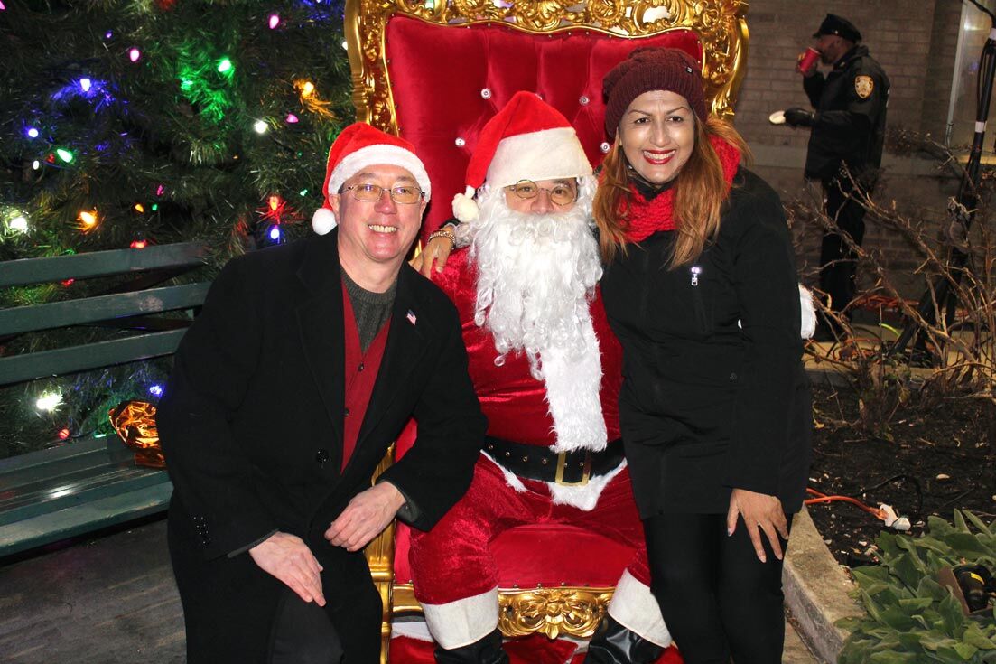 Santa visits Jamaica Ave. | | qchron.com