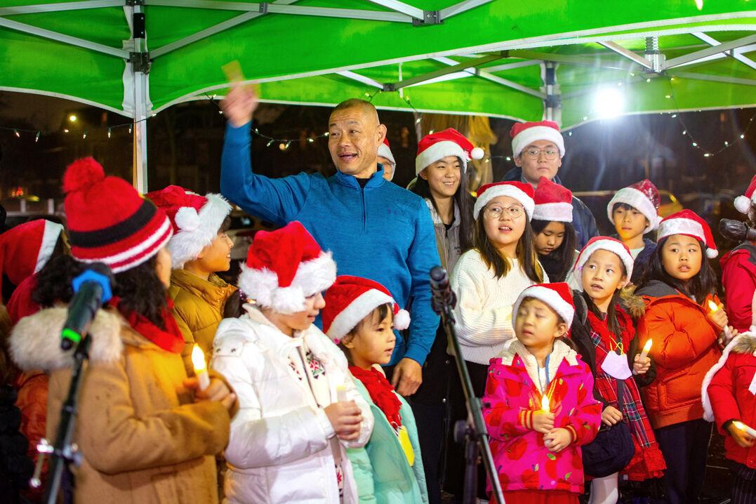 Spreading ho-Liu-day cheer in Bayside | | qchron.com