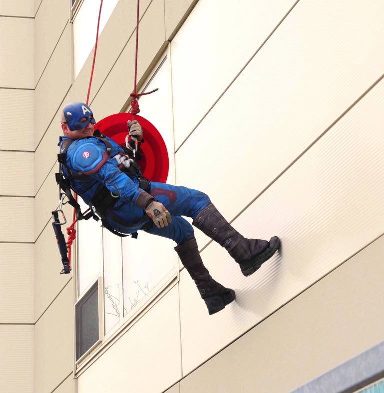 ‘Hero’ cops rappel down to visit the kids | | qchron.com