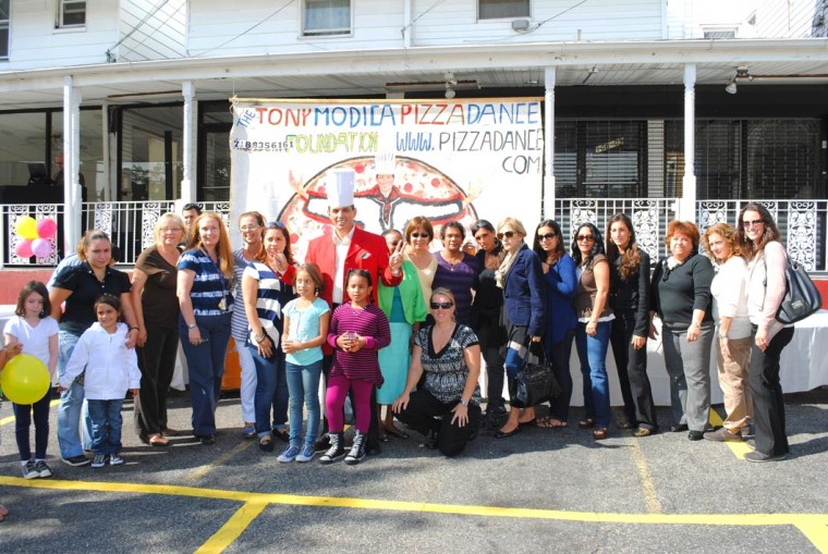 Students thrilled with free La Bella Vita pizza | | qchron.com