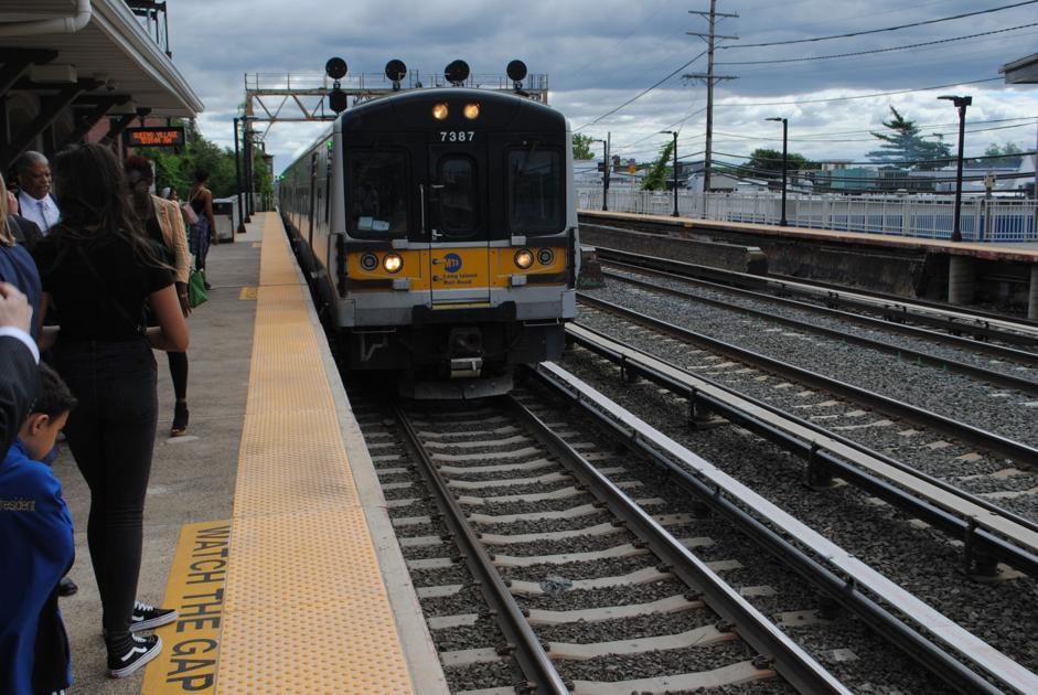 No more cash on board for LIRR tickets in March | | qchron.com