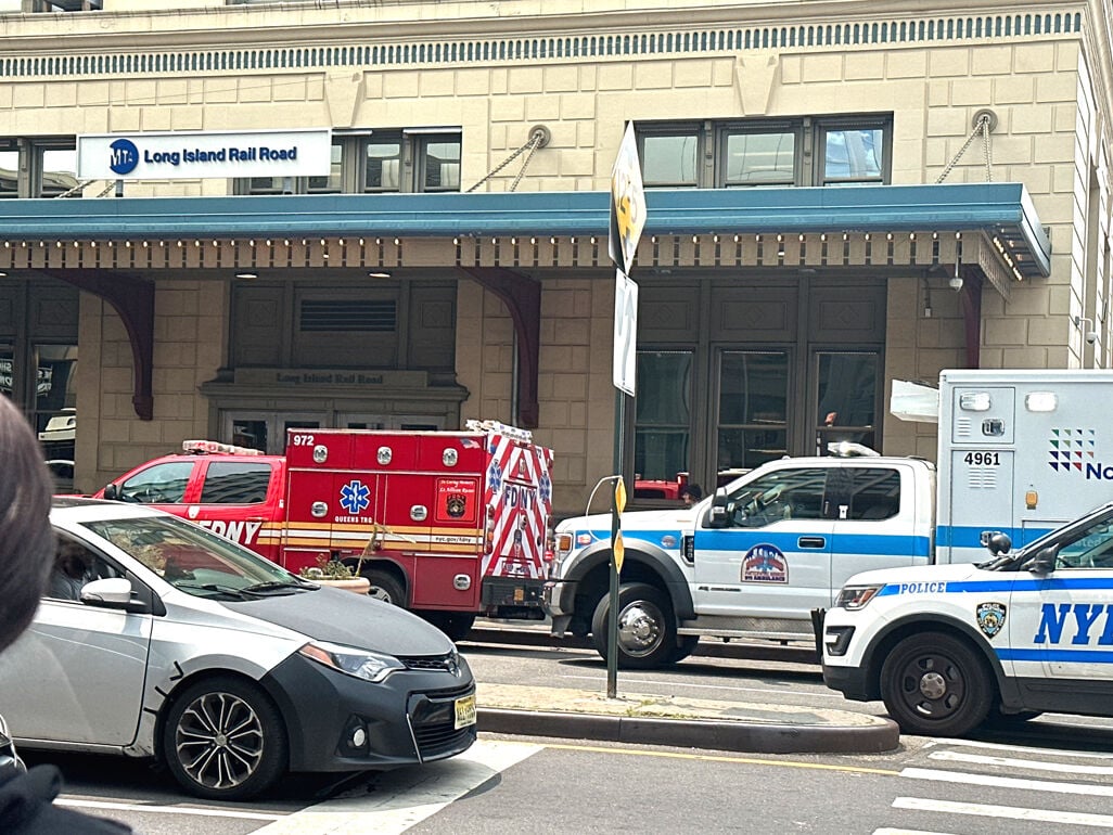 Updated: LIRR train derails in Jamaica | | qchron.com