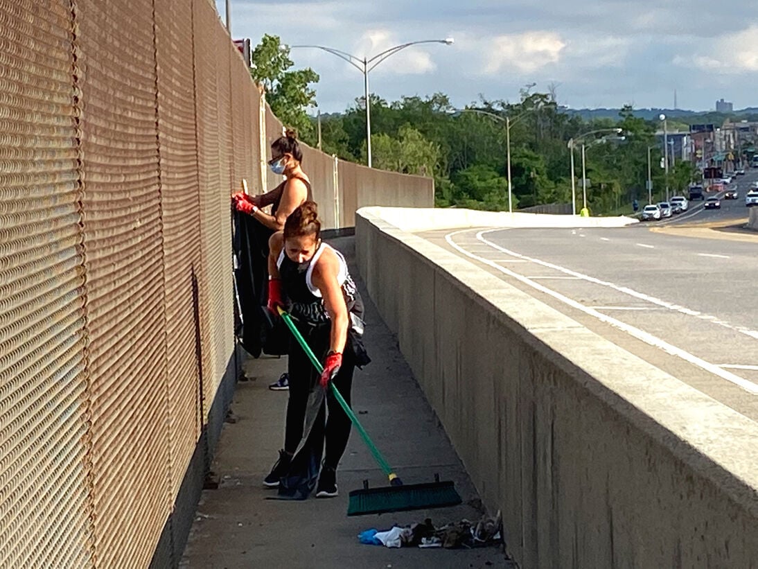 Residents make clean sweep of Addabbo Bridge | | qchron.com