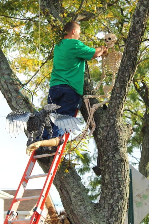 A HOWARD BEACH HALLOWEEN | | qchron.com
