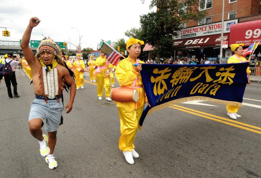 Ecuadorian Parade brightens up Northern | | qchron.com