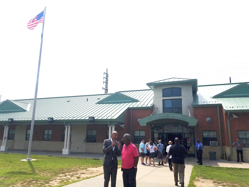 Mayor makes 116th Precinct site official | | qchron.com