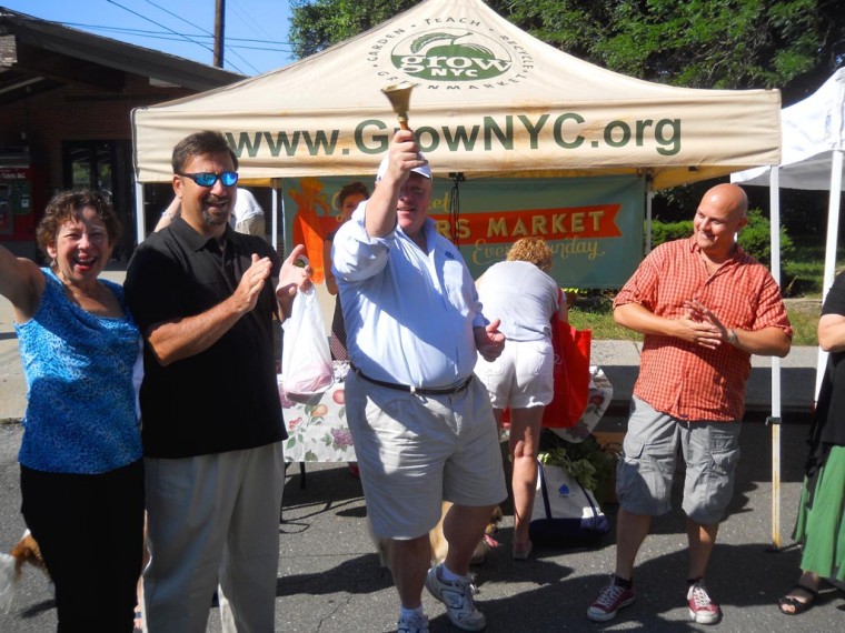 Farmers market a hit in Douglaston | | qchron.com
