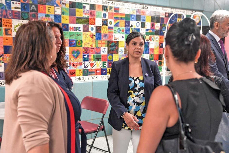 Warm welcome at JHS 185 | | qchron.com